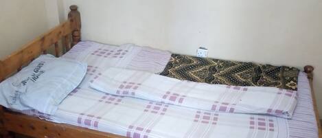 Quarto Individual | Secretária, Wi-fi grátis, roupa de cama fornecida