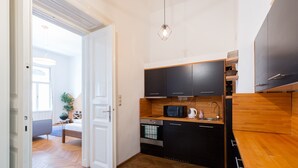 Apartamento | Cozinha privada | Um frigorífico/congelador grande, um micro-ondas, um forno 