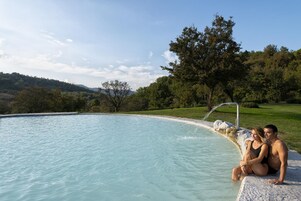 Piscina interior, piscina exterior, guarda-sóis, espreguiçadeiras 