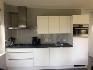 Casa | Cozinha privada | Uma cadeira de bebé 