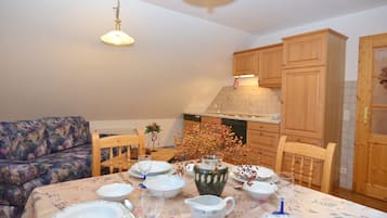 Apartamento | Cozinha privada | Uma cadeira de bebé