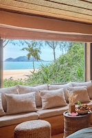 Beach View Terrace Villa | Frigobar (abastecido com alguns itens grátis), cofres nos quartos