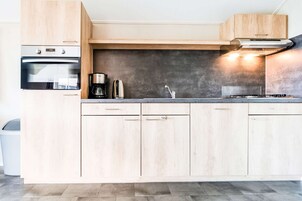 Chalé | Cozinha privada | Micro-ondas, fogão, cafeteira/chaleira