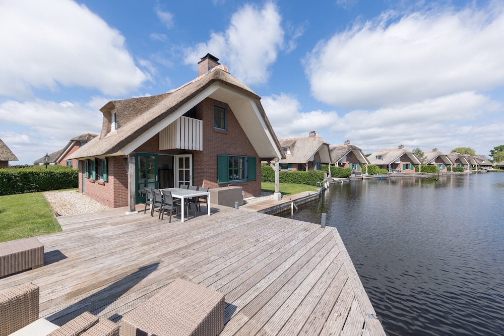 Giethoorn Villa With Modern Touch - Giethoorn