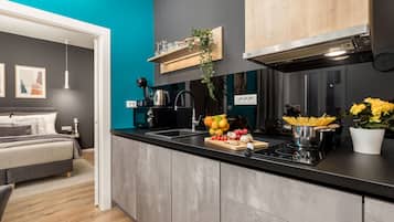 Apartamento Comfort, 1 quarto | Cozinha privada | Um frigorífico, um micro-ondas, uma placa de cozinha