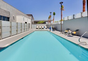 Piscina externa, funciona das 8h às 22h, guarda-sóis, espreguiçadeiras