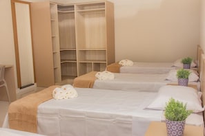 Quarto triplo standard | Frigobar, espaço de trabalho para notebook, Wi-Fi de cortesia