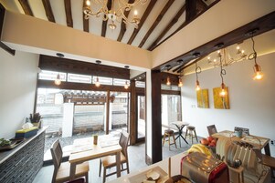 Geladeira, micro-ondas, torradeira