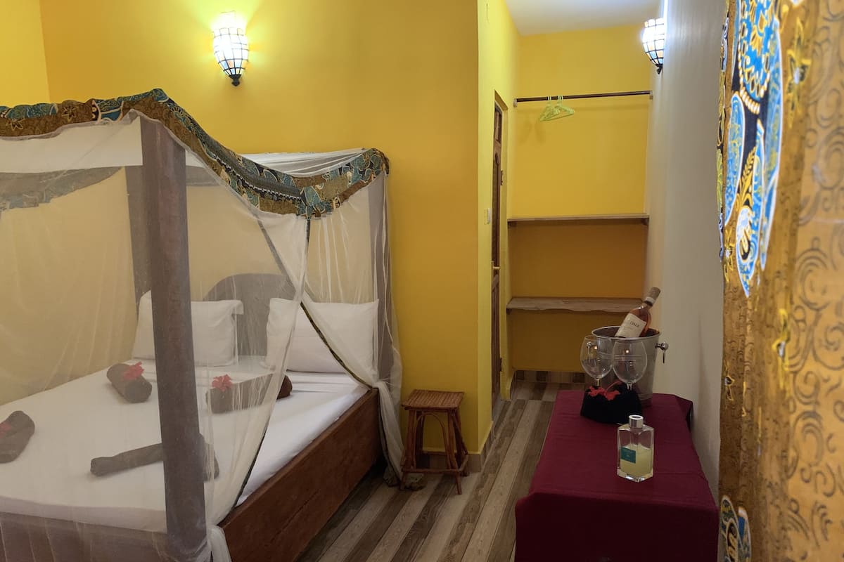 Quarto econômico | Cortinas blackout, quartos à prova de som, Wi-Fi de cortesia