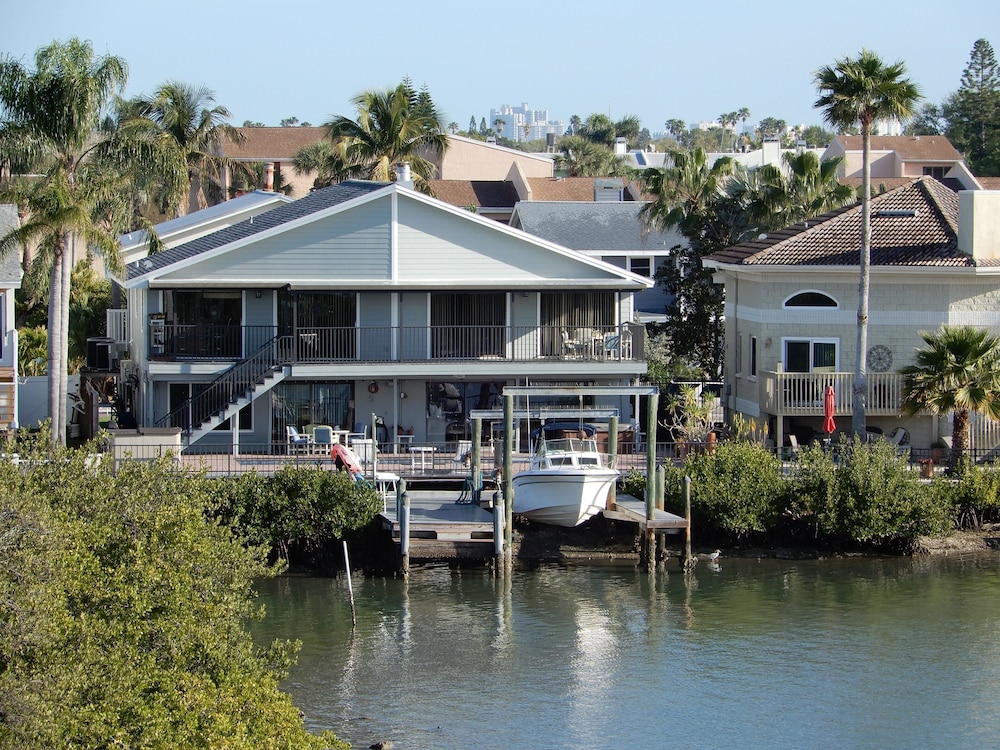Home Away From Home But With Dolphins And Manatees In Your Back Yard. - Indian Rocks Beach, FL