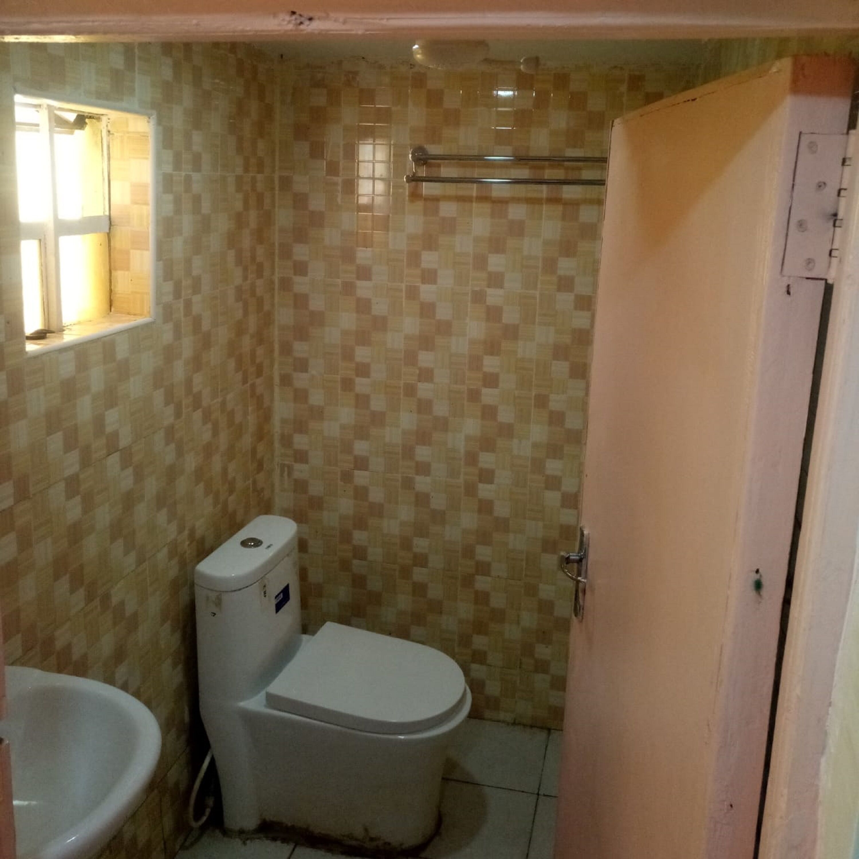 Quarto Individual | Casa de banho | Um polibã, um chuveiro fixo, toalhas fornecidas 