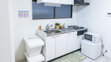 Apartamento, 2 quartos (301) | Kitchenette privada | Um frigorífico, um micro-ondas, uma placa de cozinha
