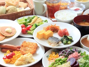 Pequeno-almoço tipo buffet diário (2700 JPY por pessoa) 