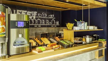 Pequeno-almoço tipo buffet diário (12 EUR por pessoa)