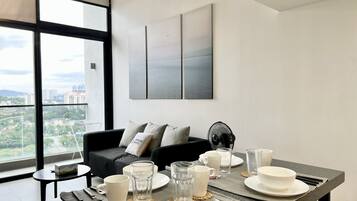 Loft Standard | Cozinha privada | Um frigorífico, um micro-ondas, uma placa de cozinha