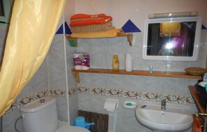 Apartamento, 2 quartos, fumadores, varanda | Casa de banho