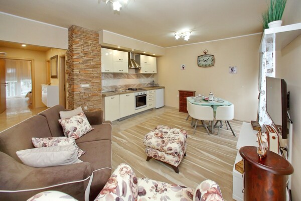 Few Steps From The Center - New And Modern Apartment For 4 Persons - Croacia
