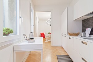 Apartamento, 2 quartos | Cozinha privada | Um frigorífico/congelador grande, um micro-ondas, um forno 