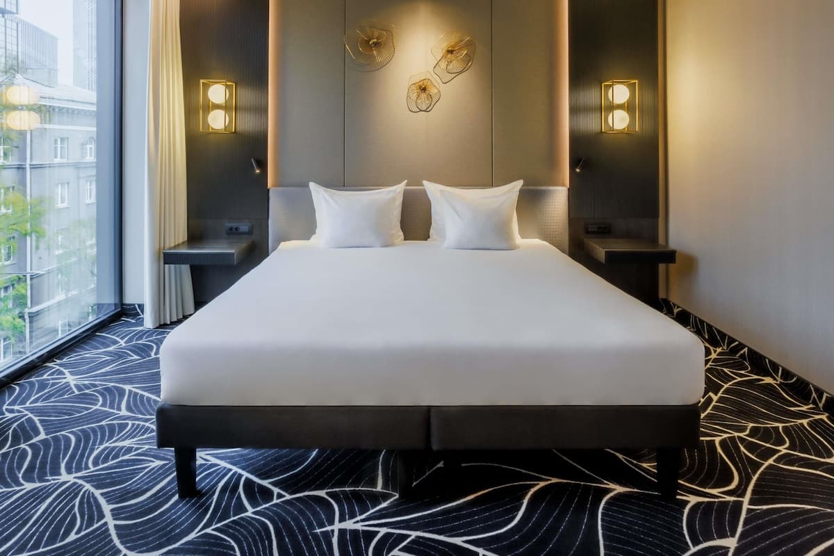 Roupas de cama premium, frigobar, cofres nos quartos, escrivaninha