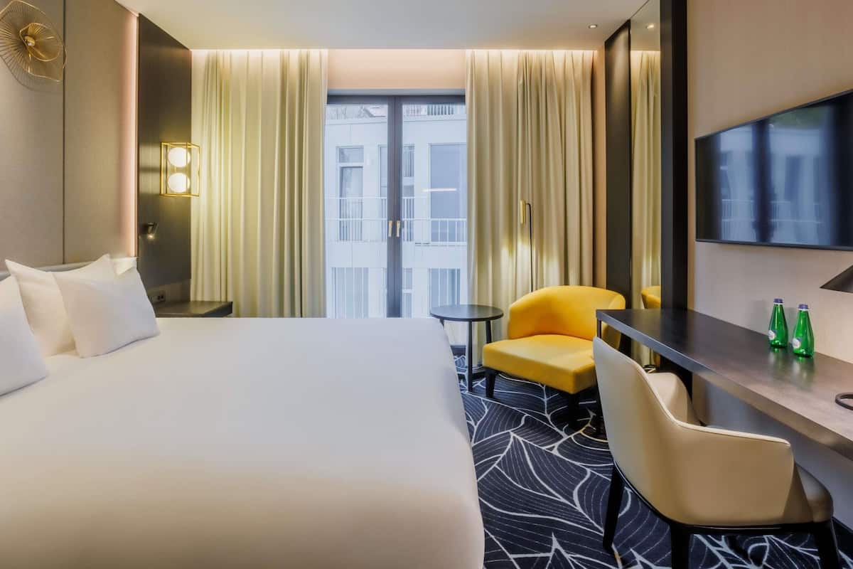 Roupa de alta qualidade, minibar, cofre no quarto, secretária
