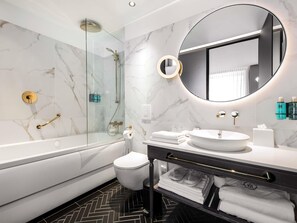 Quarto Deluxe, 1 cama de casal, varanda | Roupa de alta qualidade, minibar, cofre no quarto, secretária 