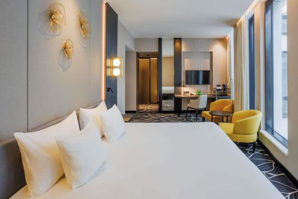 Quarto executivo, 1 cama King | Roupas de cama premium, frigobar, cofres nos quartos, escrivaninha