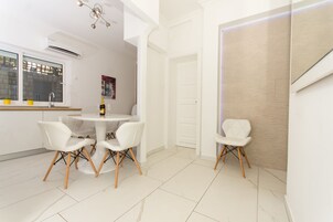 Apartamento, 2 quartos, fumadores, varanda | Restaurantes