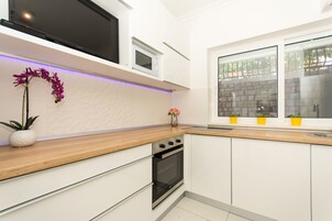 Apartamento, 2 quartos, fumadores, varanda | Cozinha privada | Um micro-ondas, uma cafeteira/bule
