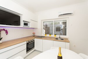 Apartamento, 2 quartos, para fumantes, sacada | Cozinha privada | Micro-ondas, cafeteira/chaleira