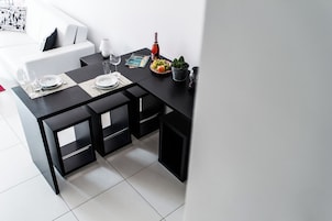 Apartamento, 2 quartos, varanda, vista para o jardim | Restaurantes