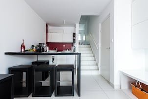 Apartamento, 2 quartos, varanda, vista para o jardim | Restaurantes