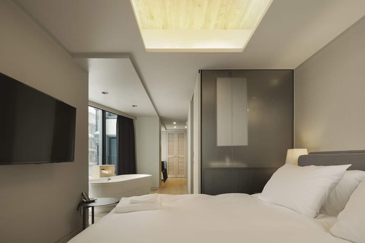 2 quartos, com mobília individualizada, secretária, Wi-fi grátis