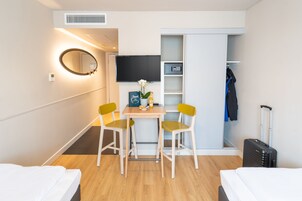 Estúdio, 2 camas individuais | Roupa hipoalergénica, cofre no quarto, secretária