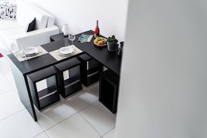 Estúdio, varanda, vista para o jardim | Sala de estar