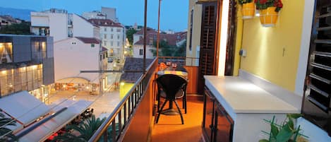 Apartamento, 1 quarto, para fumantes, sacada | Opções para refeição ao ar livre