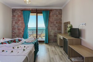 Quarto standard, 1 quarto, sacada, vista para o mar | Roupas de cama premium, frigobar, Wi-Fi de cortesia