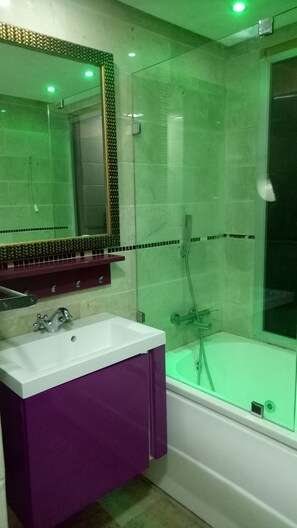 Apartamento, 2 quartos, fumadores, varanda | Casa de banho