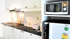 Apartamento em Condomínio Fechado, 1 quarto, varanda, Vista para a cidade | Cozinha privada
