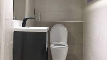 Quarto, 1 quarto | Casa de banho | Um polibã, um secador de cabelo, toalhas fornecidas