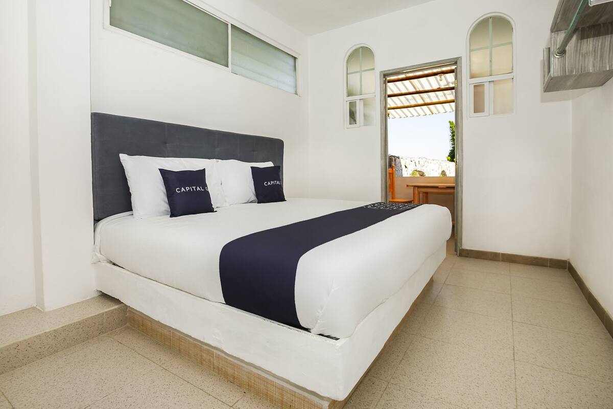 Quarto Deluxe, 1 cama king-size | Ferro/tábua de engomar, Wi-fi grátis, roupa de cama fornecida