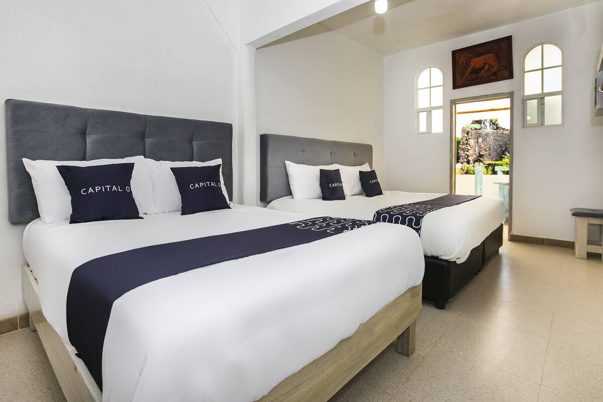 Quarto Deluxe, várias camas | Ferro/tábua de engomar, Wi-fi grátis, roupa de cama fornecida