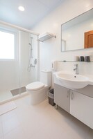 Um polibã, artigos de higiene pessoal grátis, um secador de cabelo