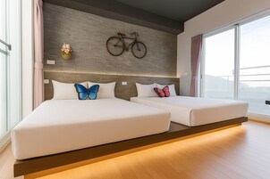 Quarto Quádruplo, varanda | Cortinas/cortinados opacos, Wi-fi grátis, roupa de cama fornecida