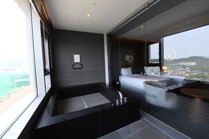 Cofres nos quartos, escrivaninha, cortinas blackout, Wi-Fi de cortesia