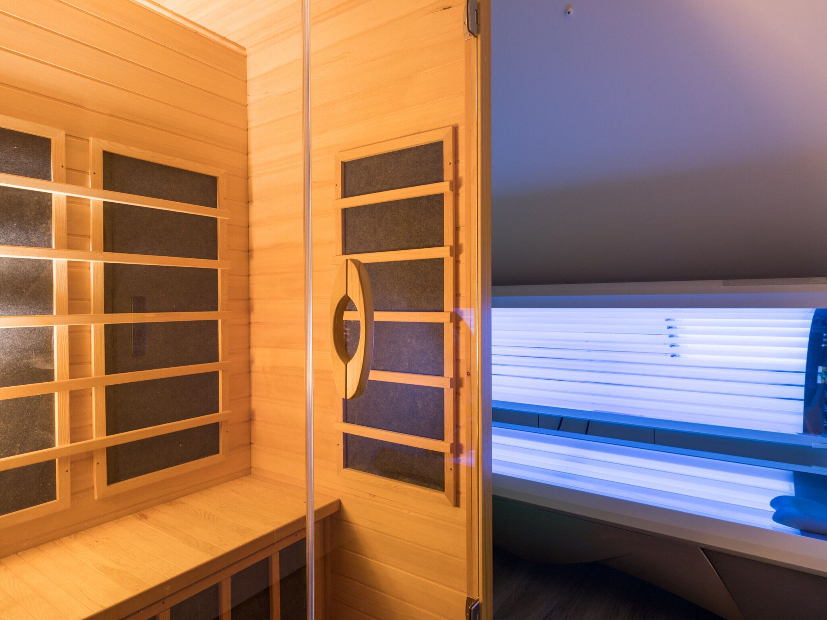 Uma sala de sauna com paredes e bancos de madeira.