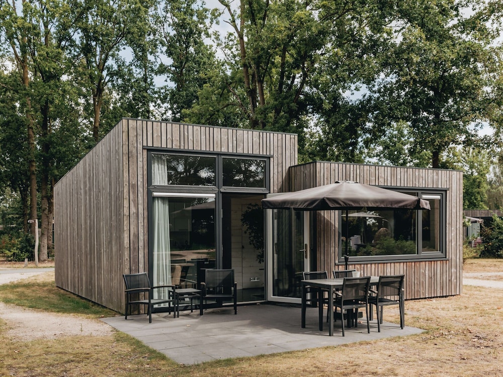 Modern Lodge With Combi-microwave Within Green Surroundings - Zélande