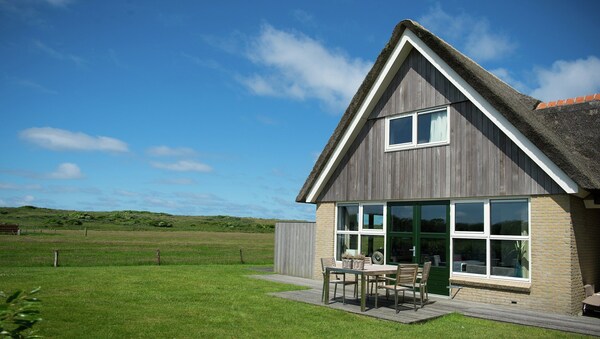 Thatched Villa With Two Bathrooms Near The Beach - Hollum