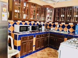 Um frigorífico no espaço comum, um micro-ondas, um forno 