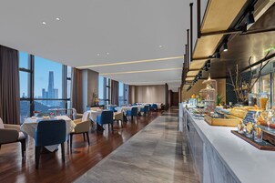 Frigobar, cofres nos quartos, escrivaninha