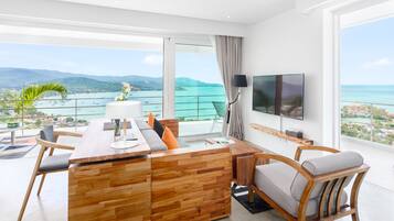 Grand Deluxe Corner Suite | Sala de estar | Smart TV